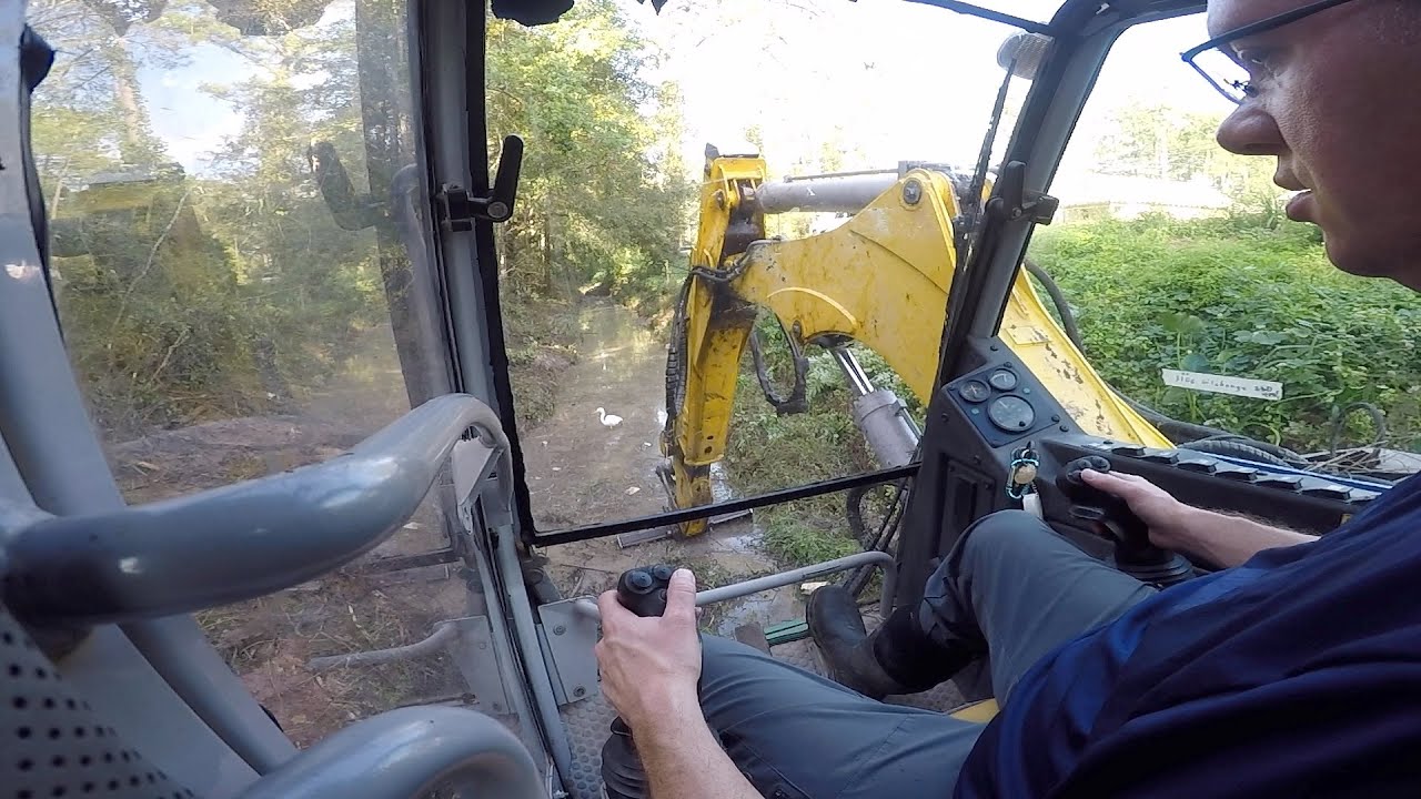 Spider Excavator Lateral Ditch Clean out - YouTube