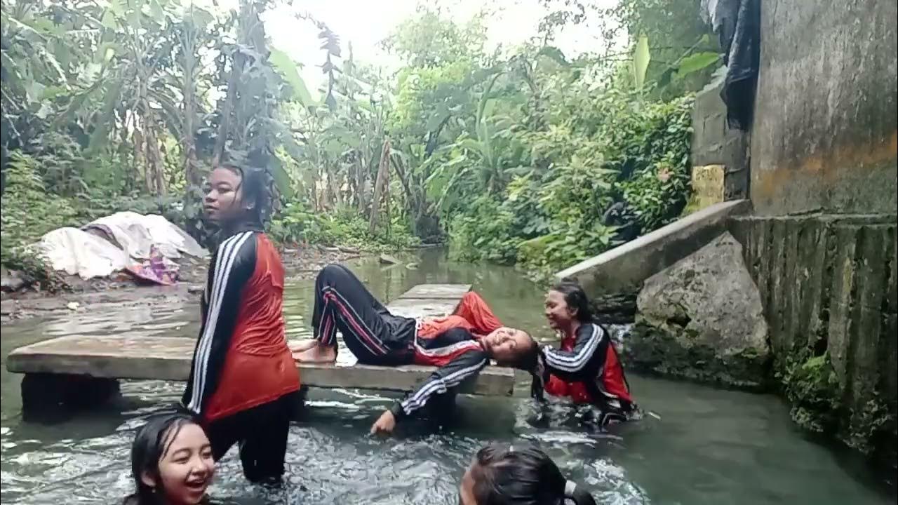gadis abg mandi di sungai - YouTube