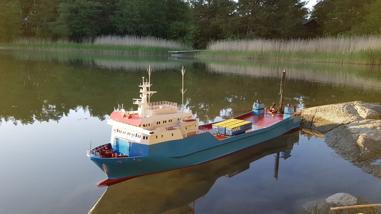 Maersk Anglia - Docking - Men and Toys - YouTube