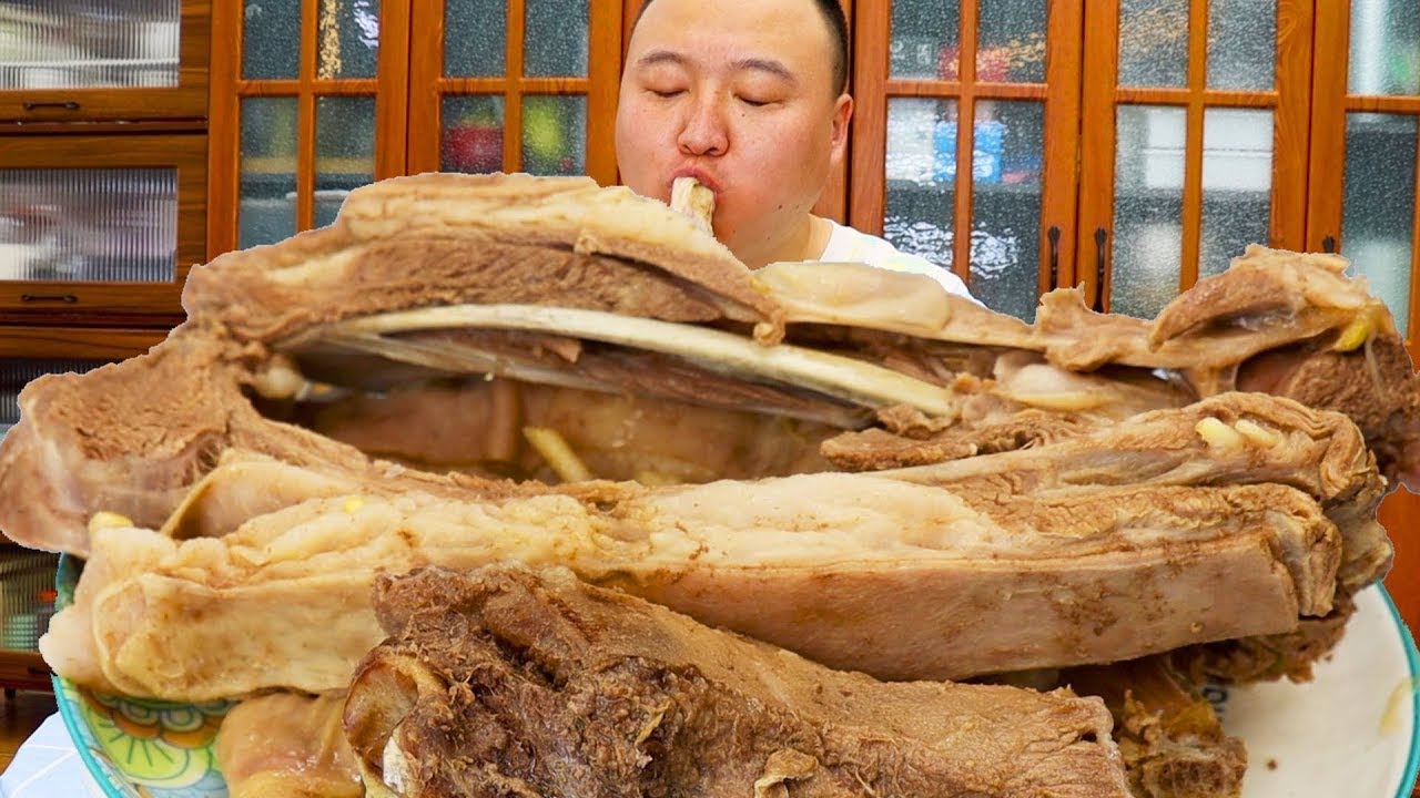 A Qiang made 13 pounds of Inner Mongolian hand-held lamb. It feels so ...
