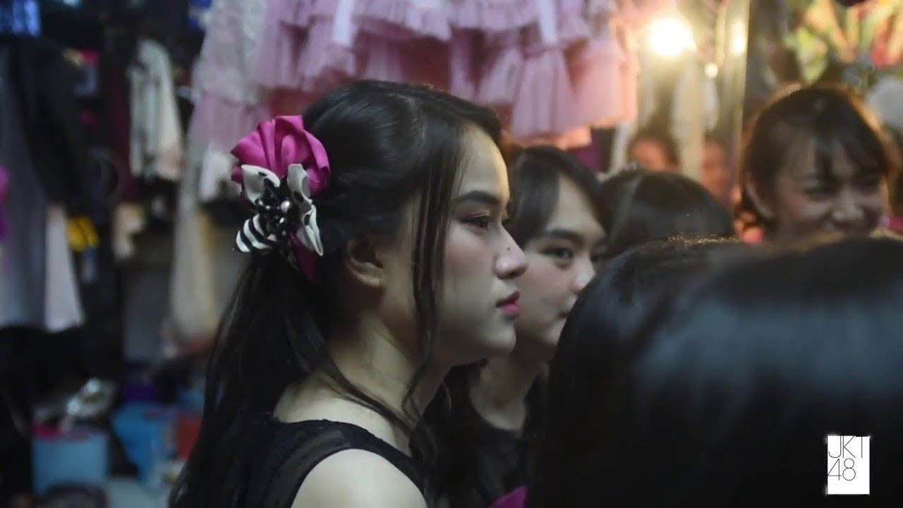 Dwi Putri Bonita Graduation - YouTube