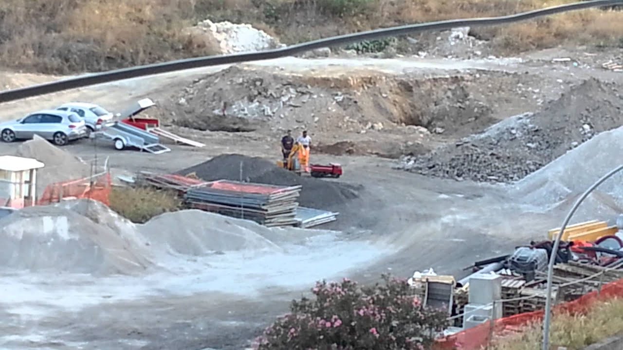 Mini ruspa e mini camion a benzina al lavoro - YouTube