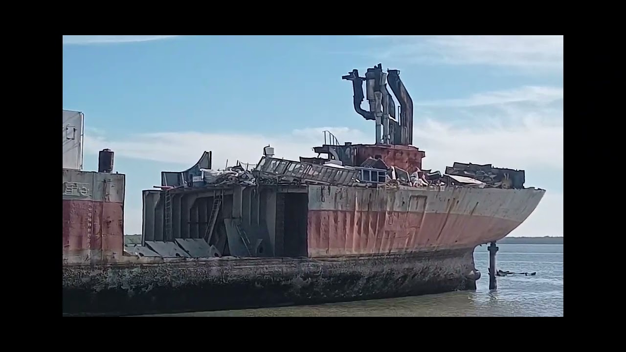 barco destruido por el ambiente salino - YouTube