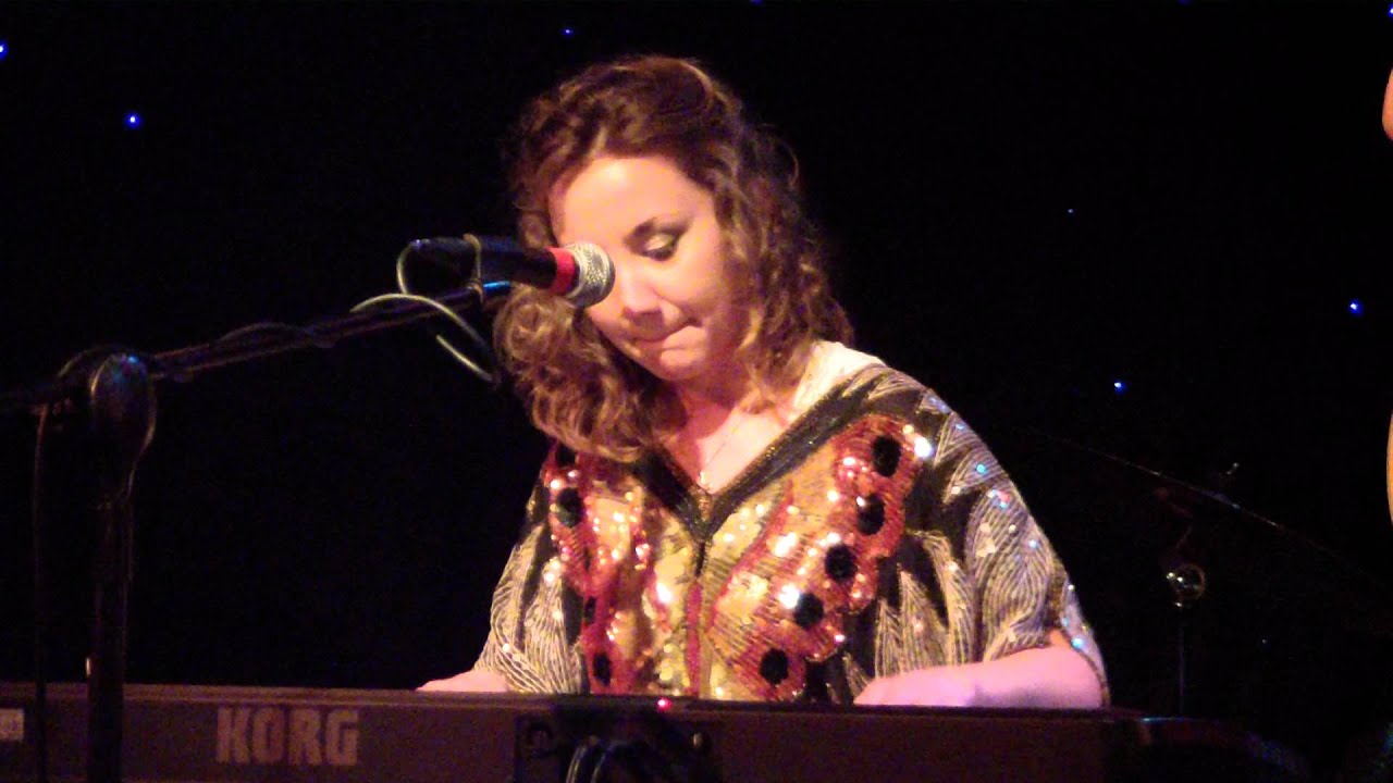 Molly Rae - It's Alright (Live at Club Cafe) - YouTube