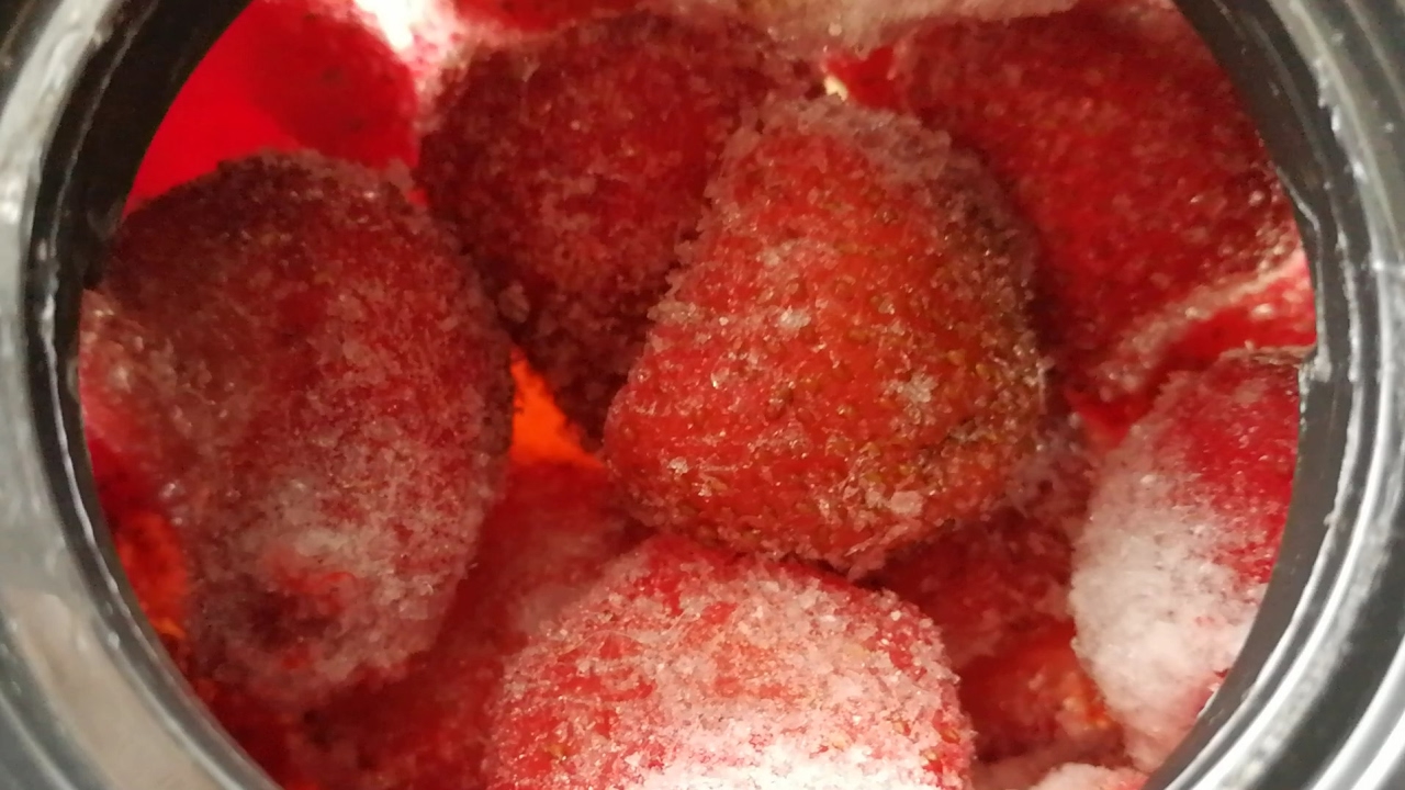 Watch this George Foreman Mix & Go Blender Destroy Frozen Fruit. - YouTube