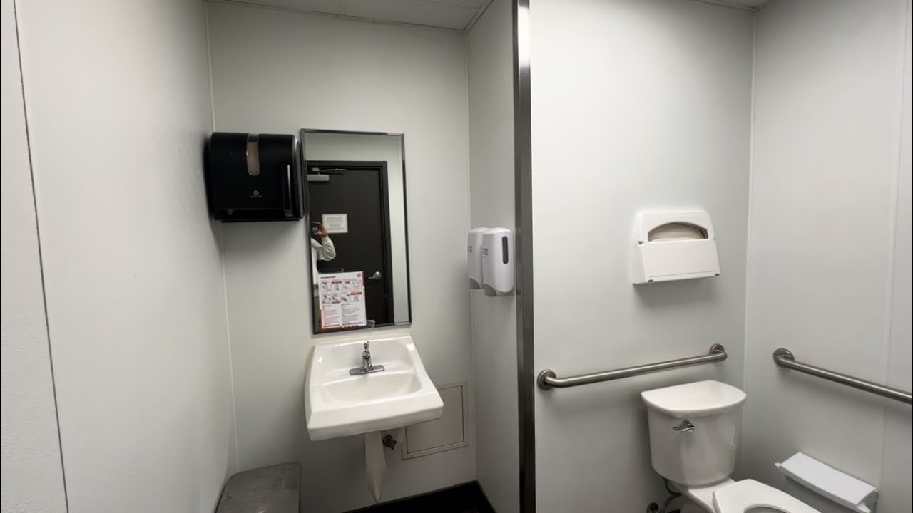 Pizza Hut Men’s Restroom - YouTube