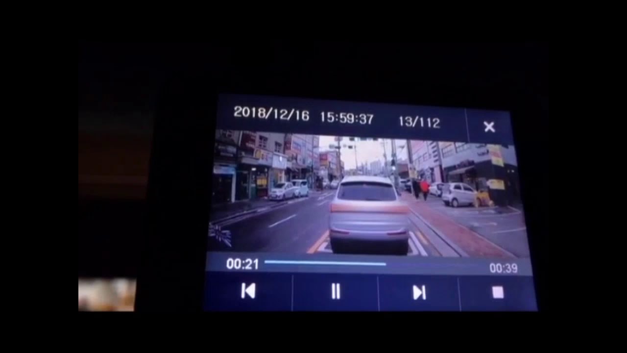 2배속 블랙박스 블박차는 직진차로 우측차로는 직진금지표시있는 우회전 전용차로 입니다 상대방이 차로위반해 블박차가 경적