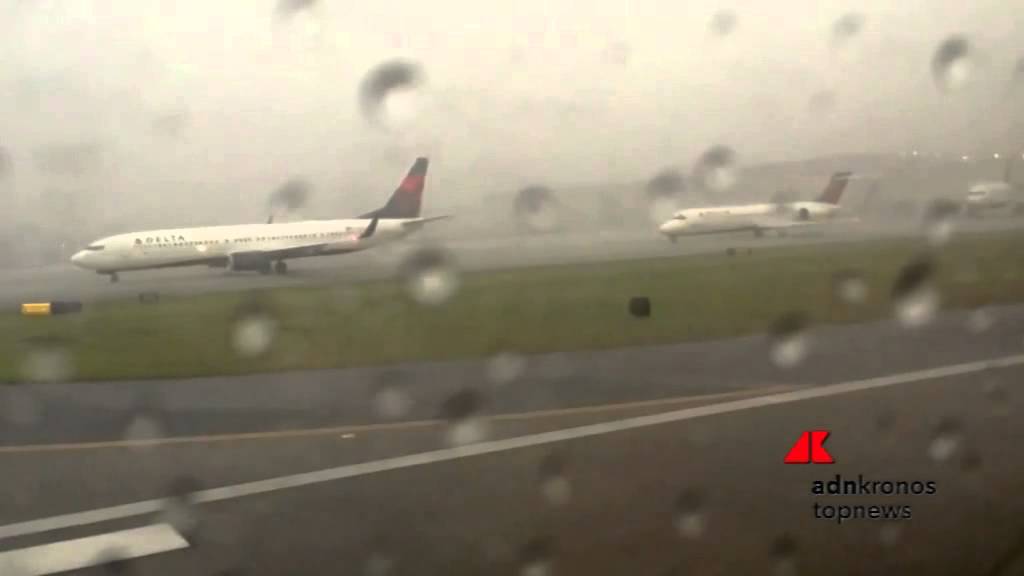 Fulmine sull’aereo pronto al decollo... - YouTube