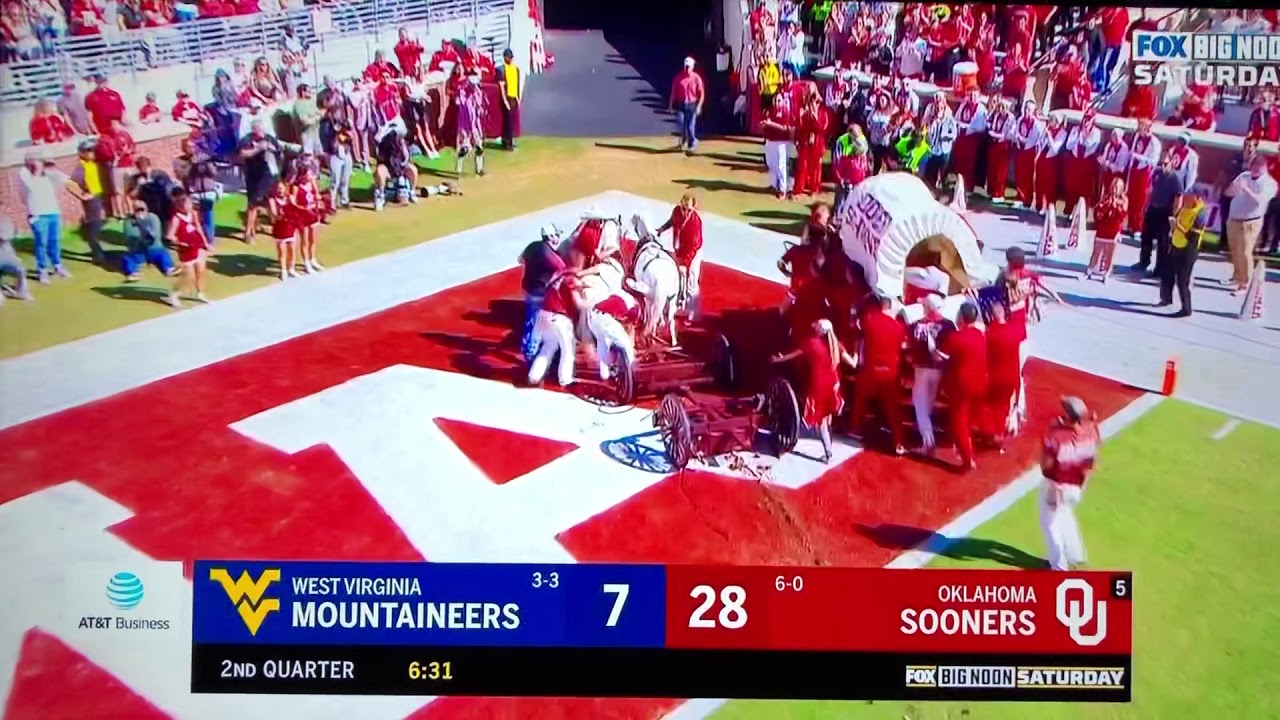 Oklahoma Sooners Horse Wagon Crashes On Field - YouTube