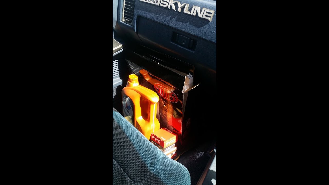 Saas Poly Octane Steering Wheel Install - R31 Skyline - YouTube