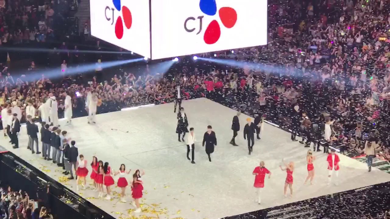[FANCAM] 170820 All Artist on Stage for 2nd Night Ending Finale @ KCON ...