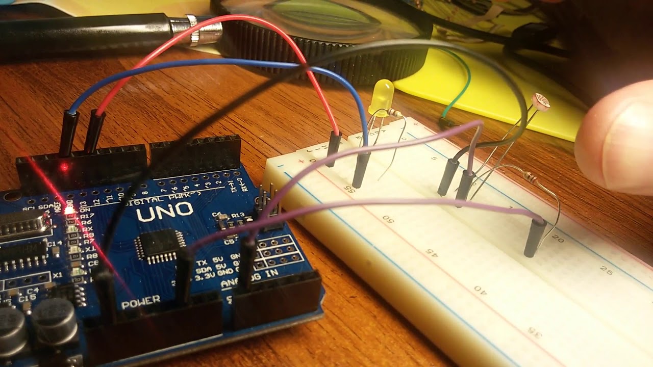 kknuc fizika be žodžių. Fotorezistorius padeda įjungti šviesą sutemus ...