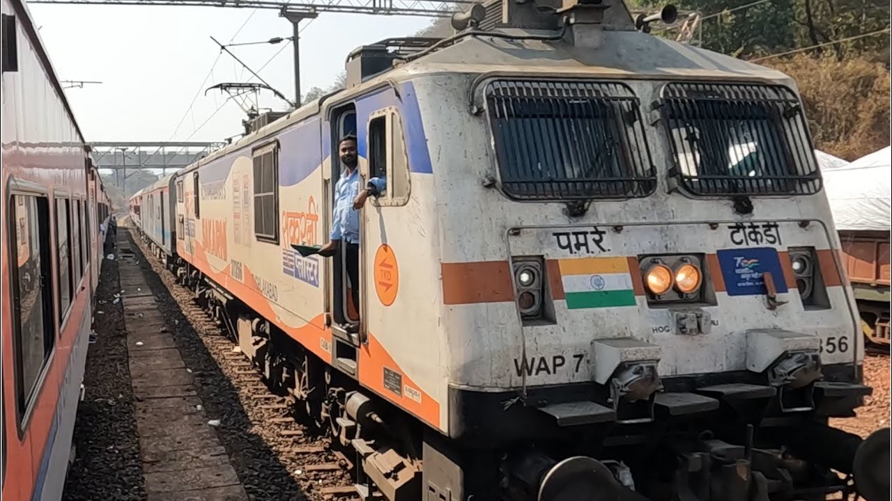 Mangala Lakshdweep Express Crossing at Karanjadi - YouTube