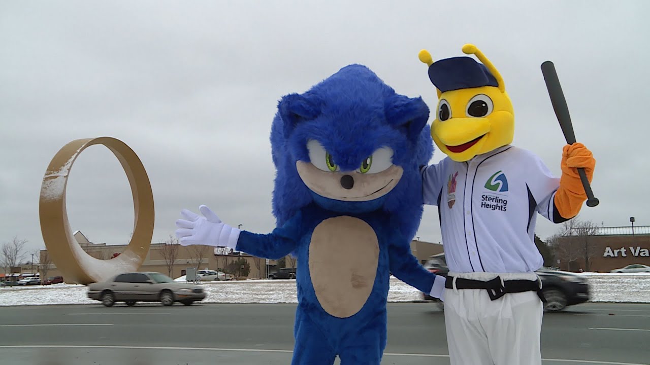 Sonic The Hedgehog visits The Halo - YouTube