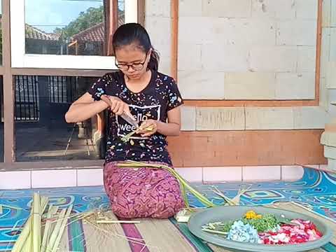 "Cara Membuat Canang Sari dan Tipat Sirikan" (I Gusti Ayu Made Padmi ...