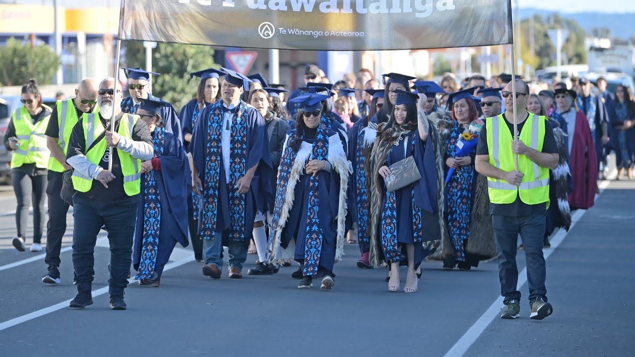 Te Wananga o Aotearoa Graduation March - YouTube