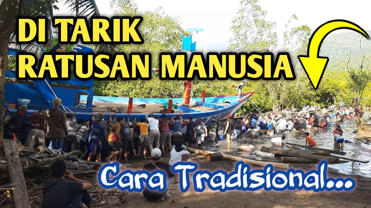 Cara Tradisional Penurunan Perahu Ke Pancer - YouTube
