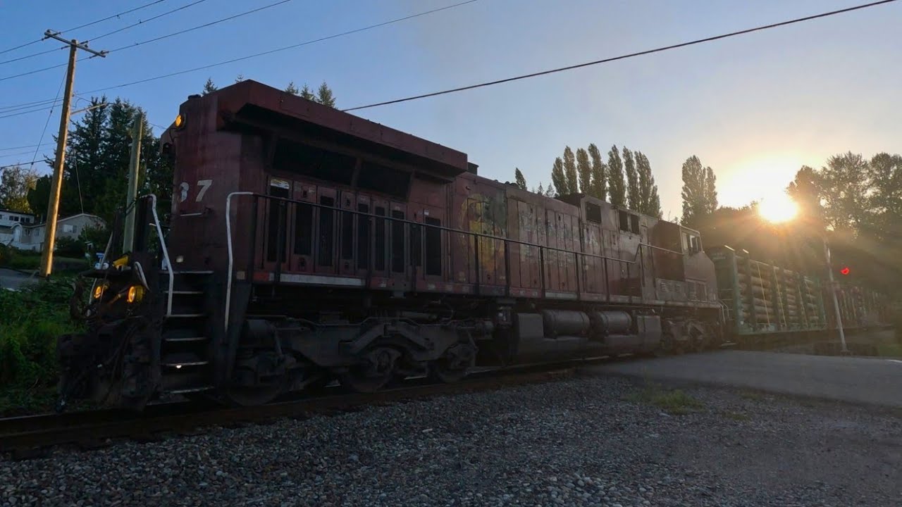 Backwards Train crossing in Abbotsford - YouTube