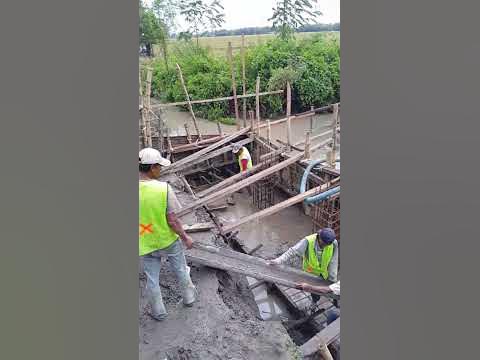 Beginilah proses pengecoran footplat abutment jembatan - YouTube