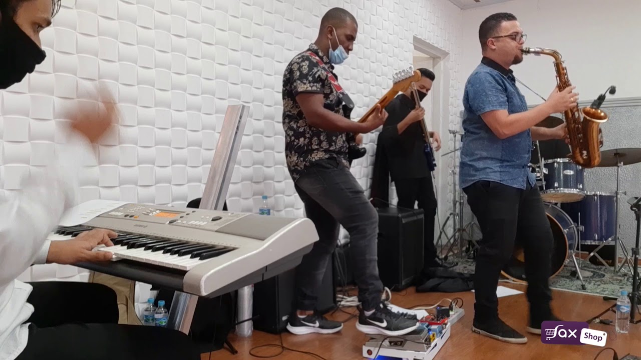 Danilo Macedo e Banda (Cover em teus braços) The Gospel Sax - YouTube