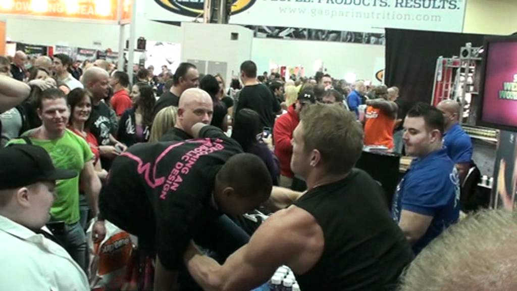Anabolic Designs @ The Arnold Classic Ohio Tee Shirt blowout - YouTube