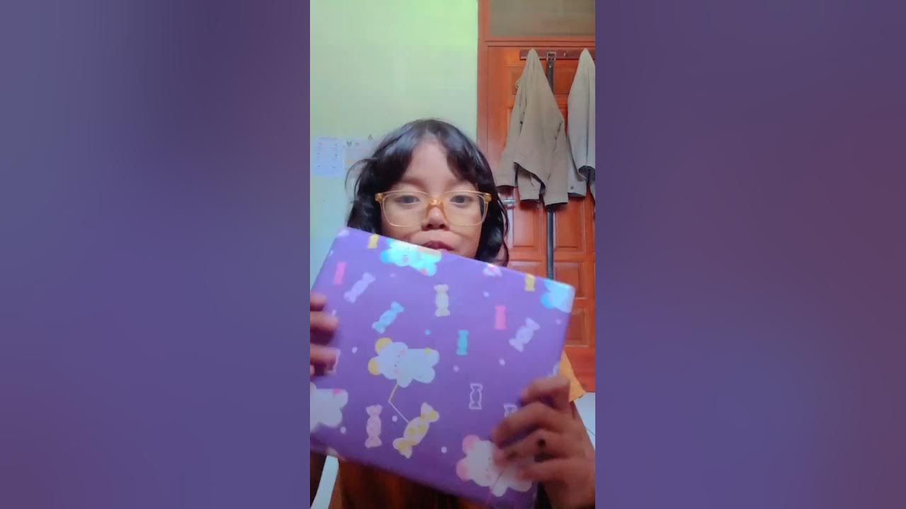 Unboxing kado ulang tahun dari sahabat - YouTube