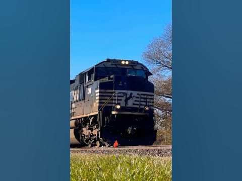 NS ACe leading manifest into Elkhart yard - YouTube
