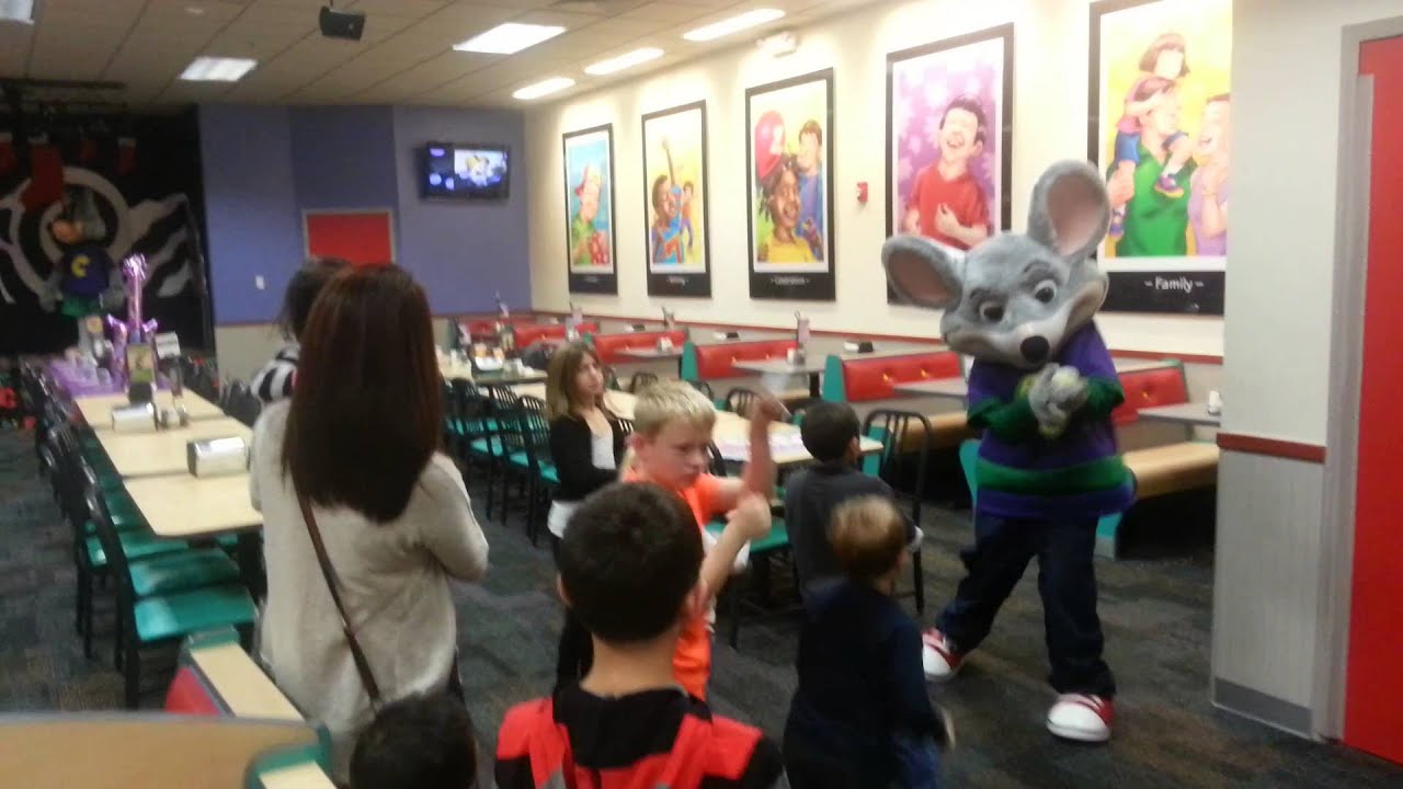 Chuck-e-Cheeses dancing mouse - YouTube