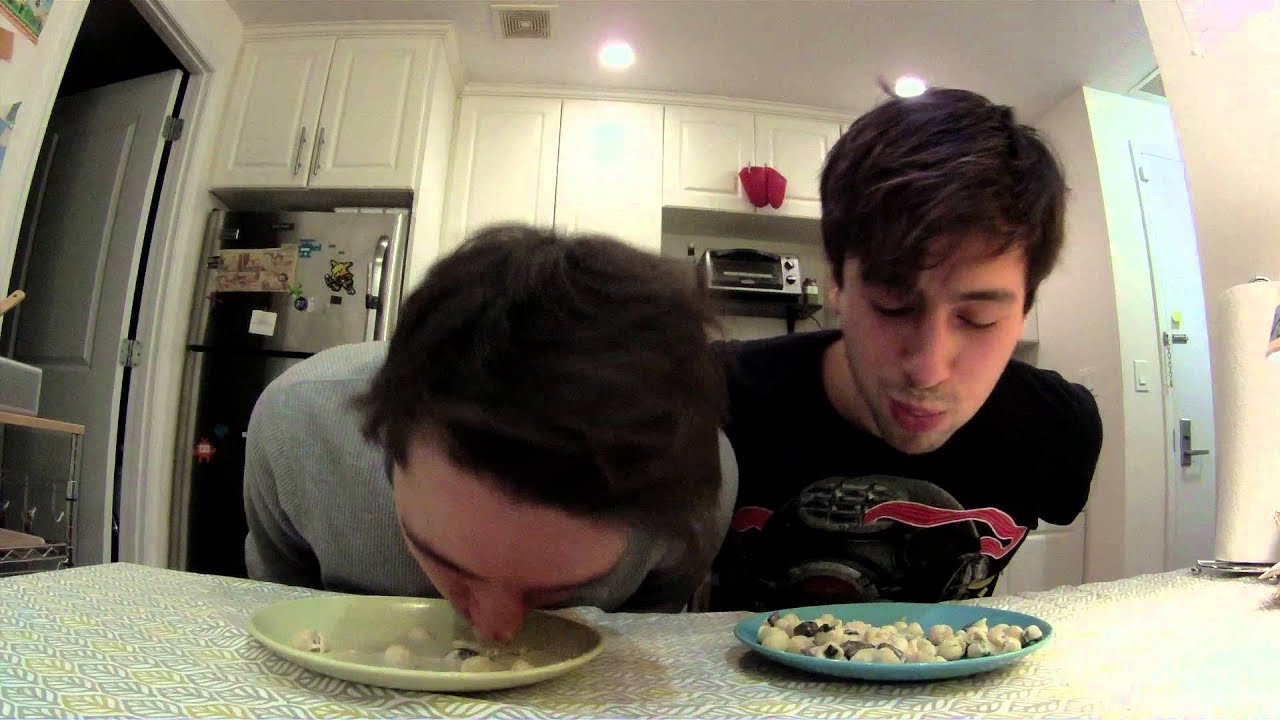 HANDS-FREE EATING CHALLENGE! - YouTube