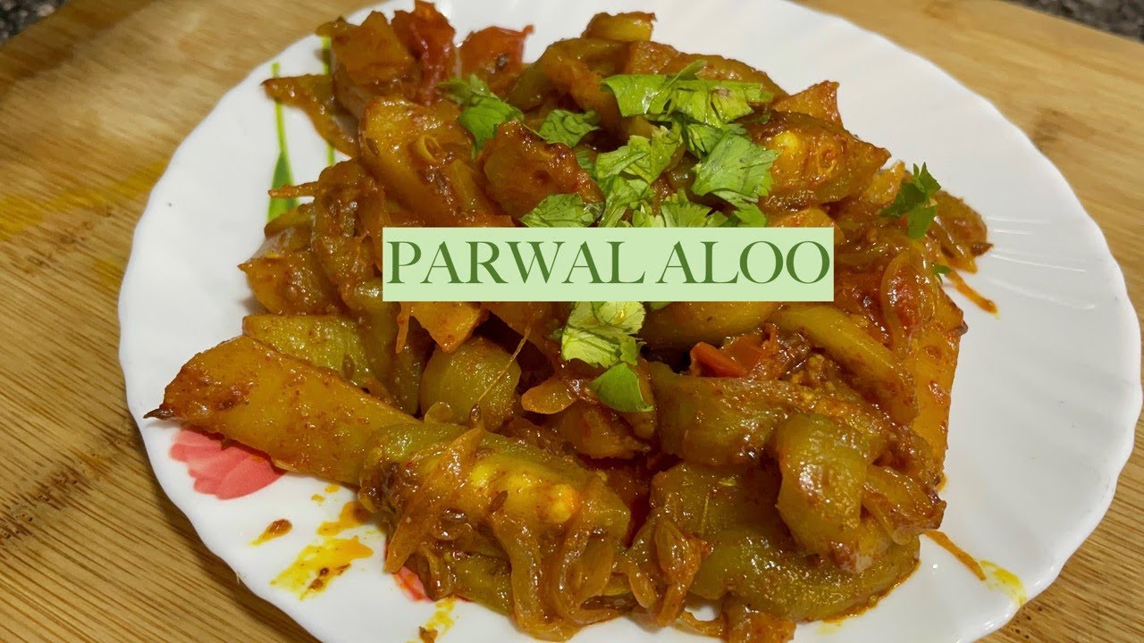 TIFFIN KE LIYE BANAYE PARWAL ALOO KI SABZI AASAN AUR MAZEDAR // VEG ...