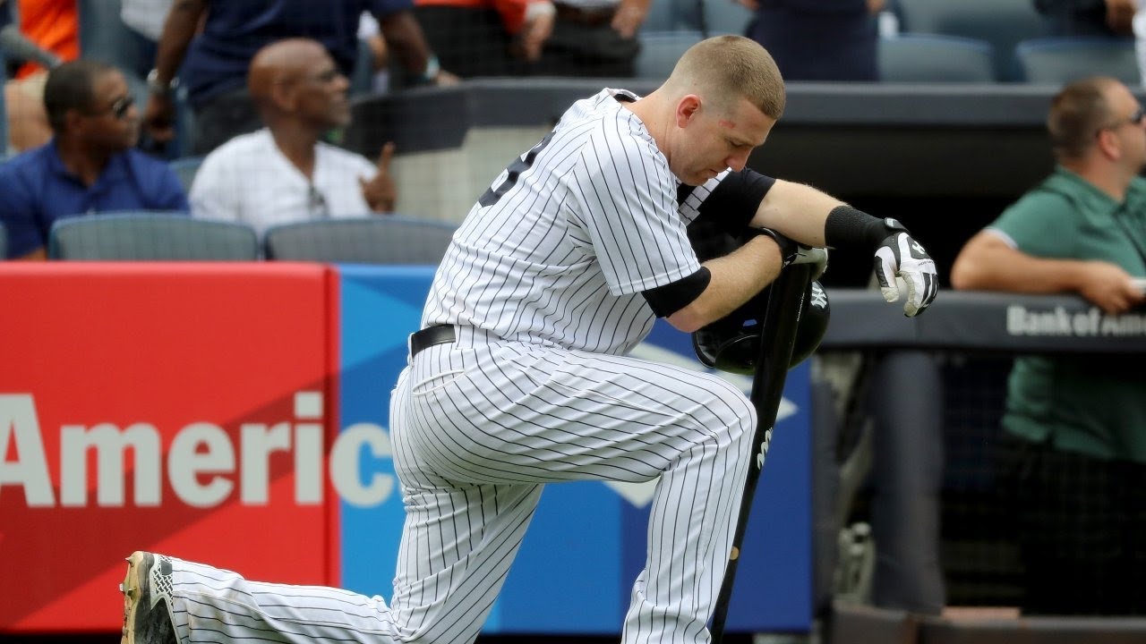 Foul ball hits child at Yankee Stadium - YouTube