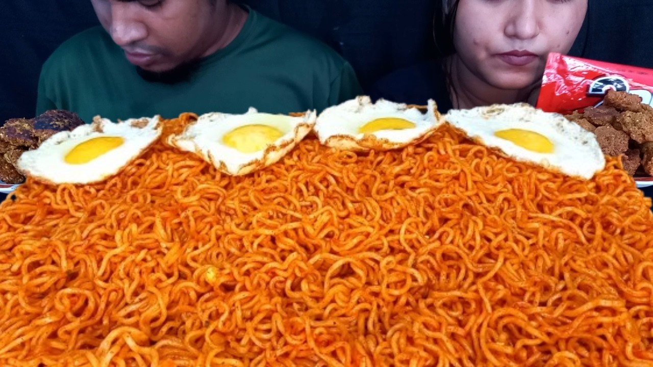 2X SPICY AKABARE CHICKEN NOODLES & SUNNY SIDE UP EGG, PAKORA CHALLENGE ...