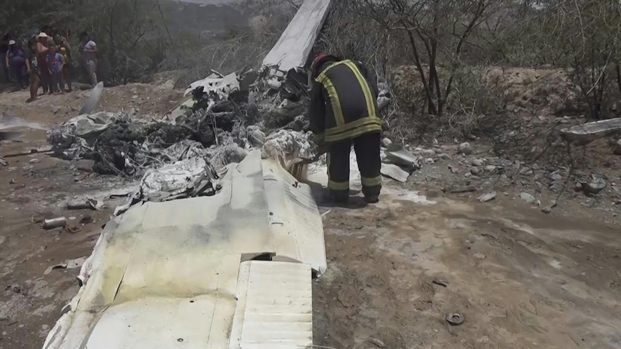 Seven dead as tourist plane crashes near Peru's Nazca lines | AFP - YouTube