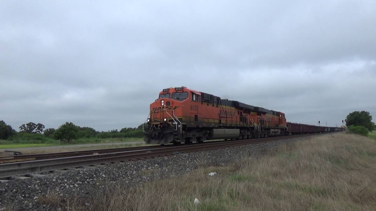 BNSF 6193 East Takes the Siding at Kingsbury, TX with K3LA Horn - YouTube