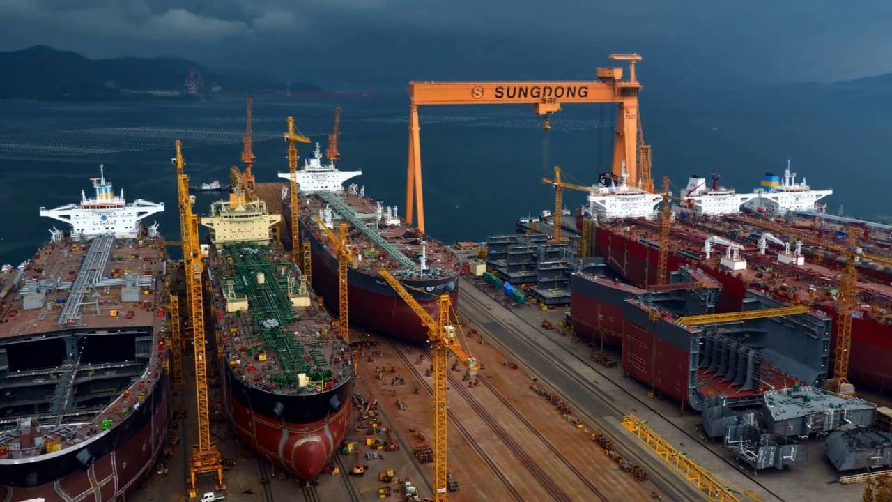 성동조선해양 SUEZMAX TANKER COT (158000 dwt 원유운반선) 선박 건조 진수장면 - YouTube
