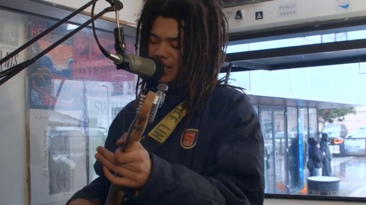 Cosmo Pyke - Chronic Sunhine (Live on Bone Soda) - YouTube