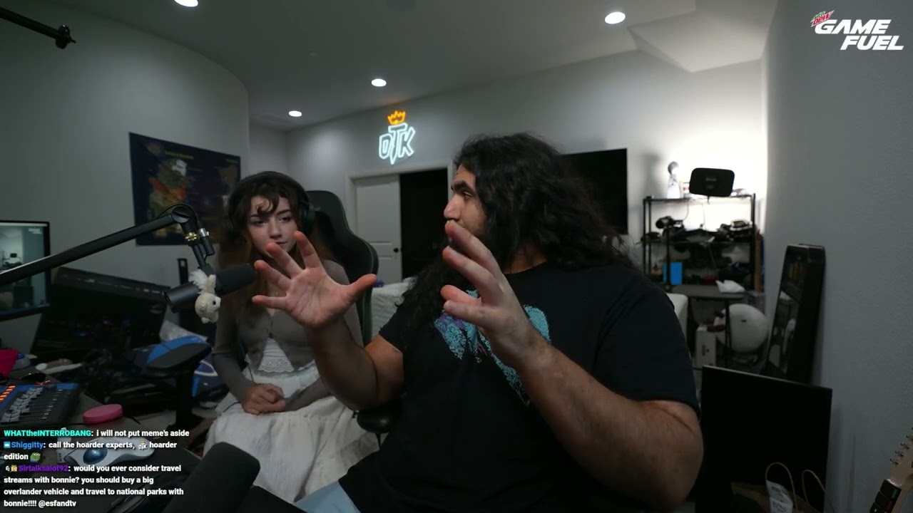 Bonnie And Esfand Compare Hand Sizes - YouTube