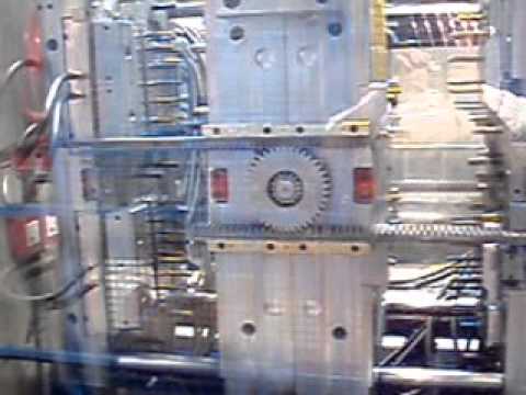 outillage moule injection plastique.wmv - YouTube