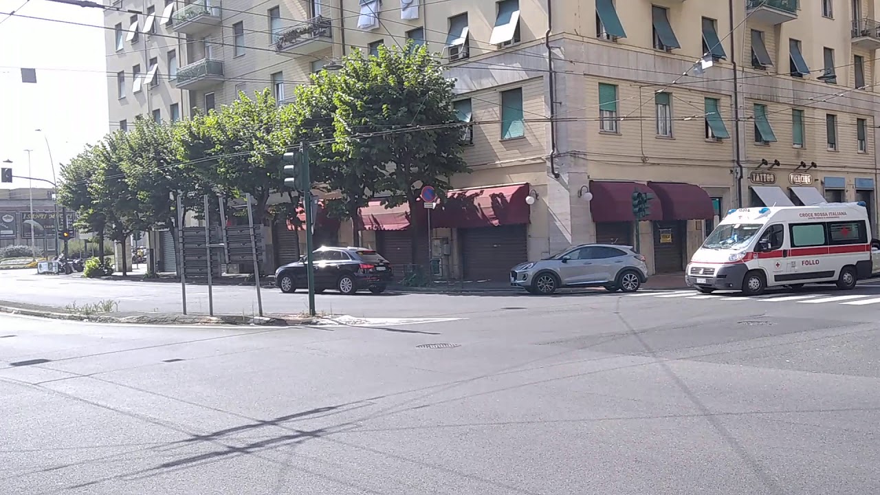 Passaggio Ambulanza Croce Rossa Italiana di Follo - YouTube