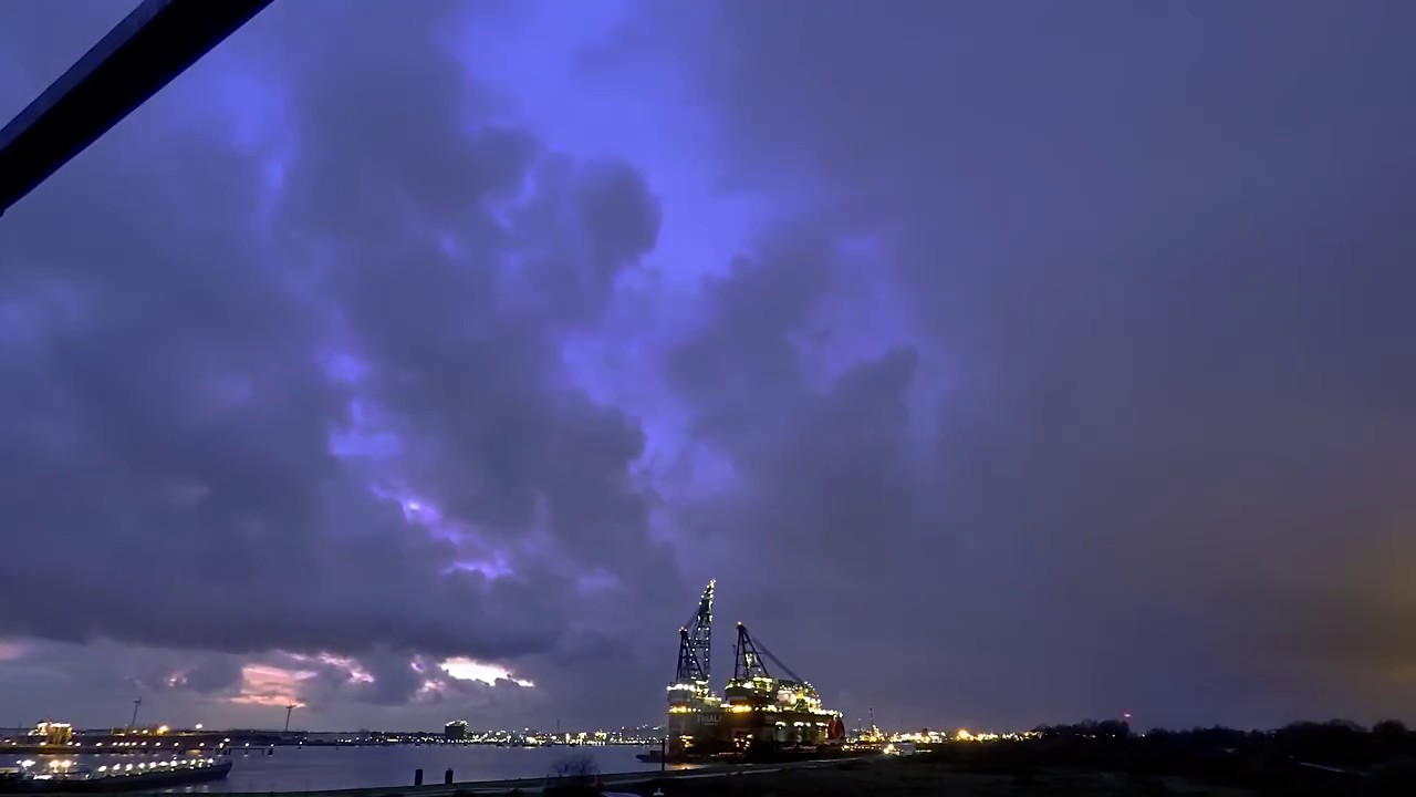 Time Lapse: Crane ship Thialf lights up the evening sky at Landtong ...