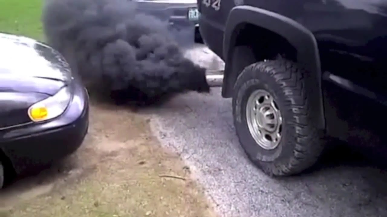 Duramax Rolling Coal - YouTube
