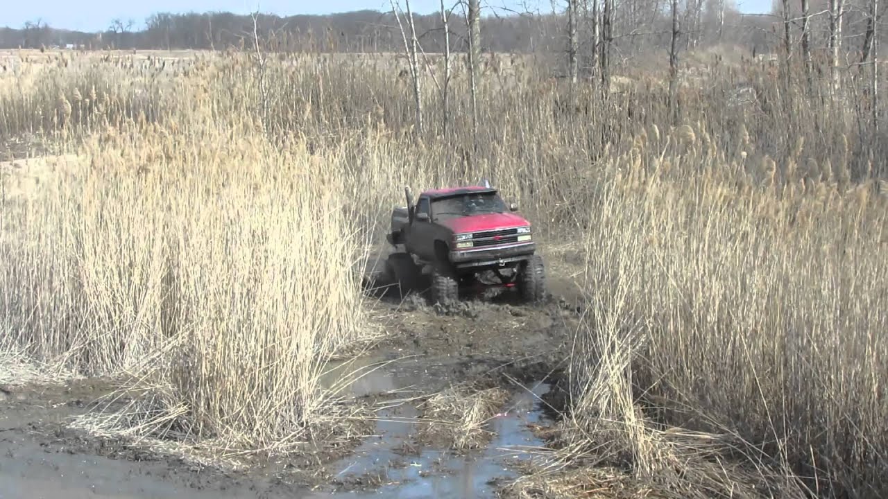 Big 4x4 Chevy Powers Through Mud At Oakville Mud Bog - YouTube