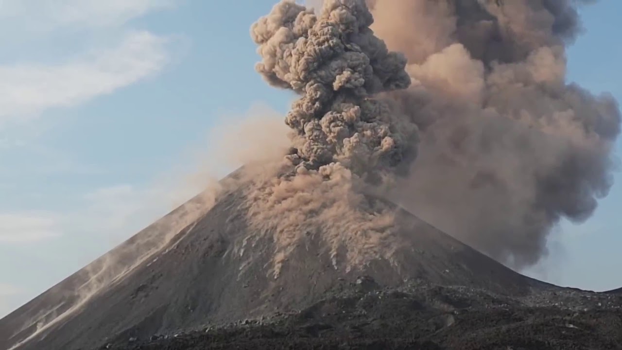 Krakatoa volcano explodes spectacular huge eruption two months before ...