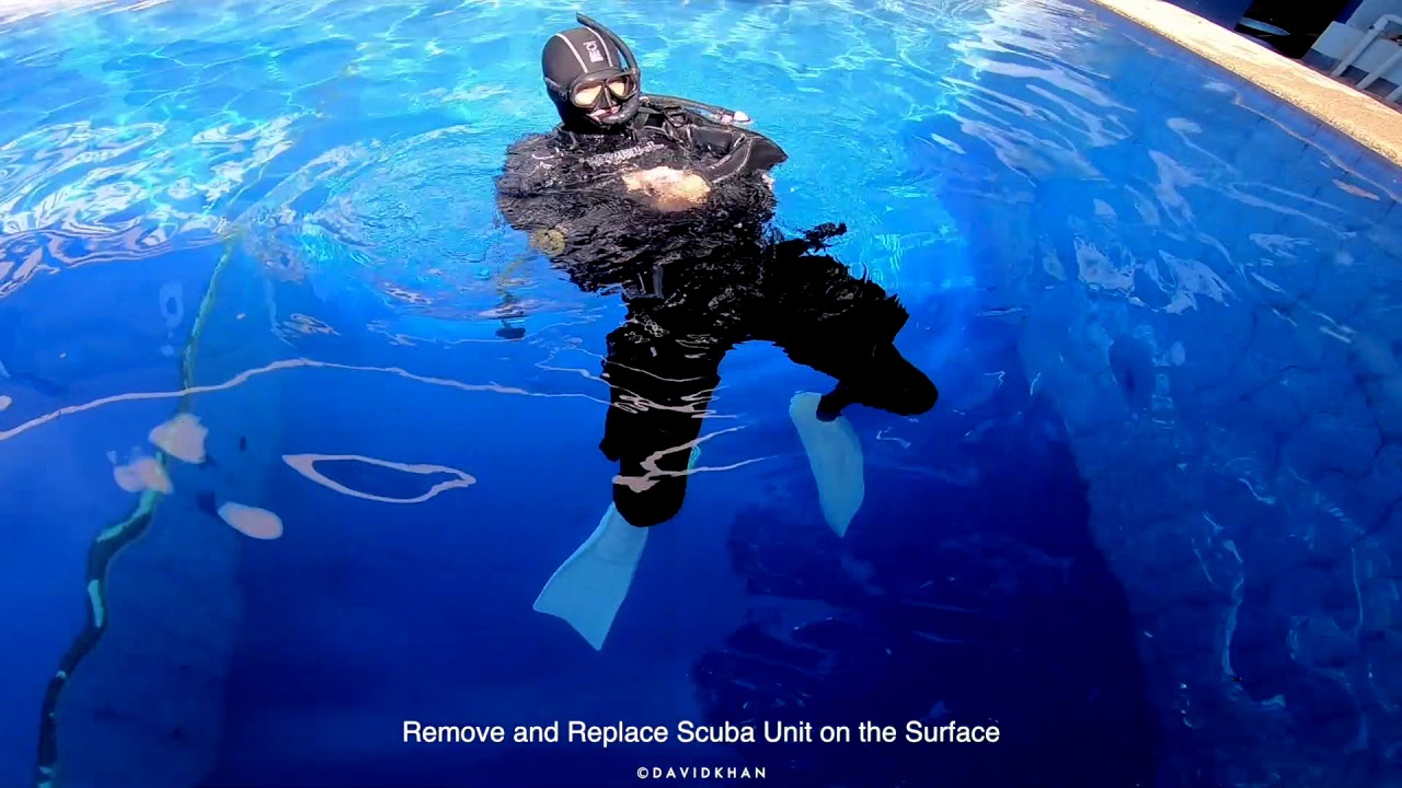 PADI 20SKILLS DIVEMASTER and IDC Remove and Replace Scuba Unit on the ...
