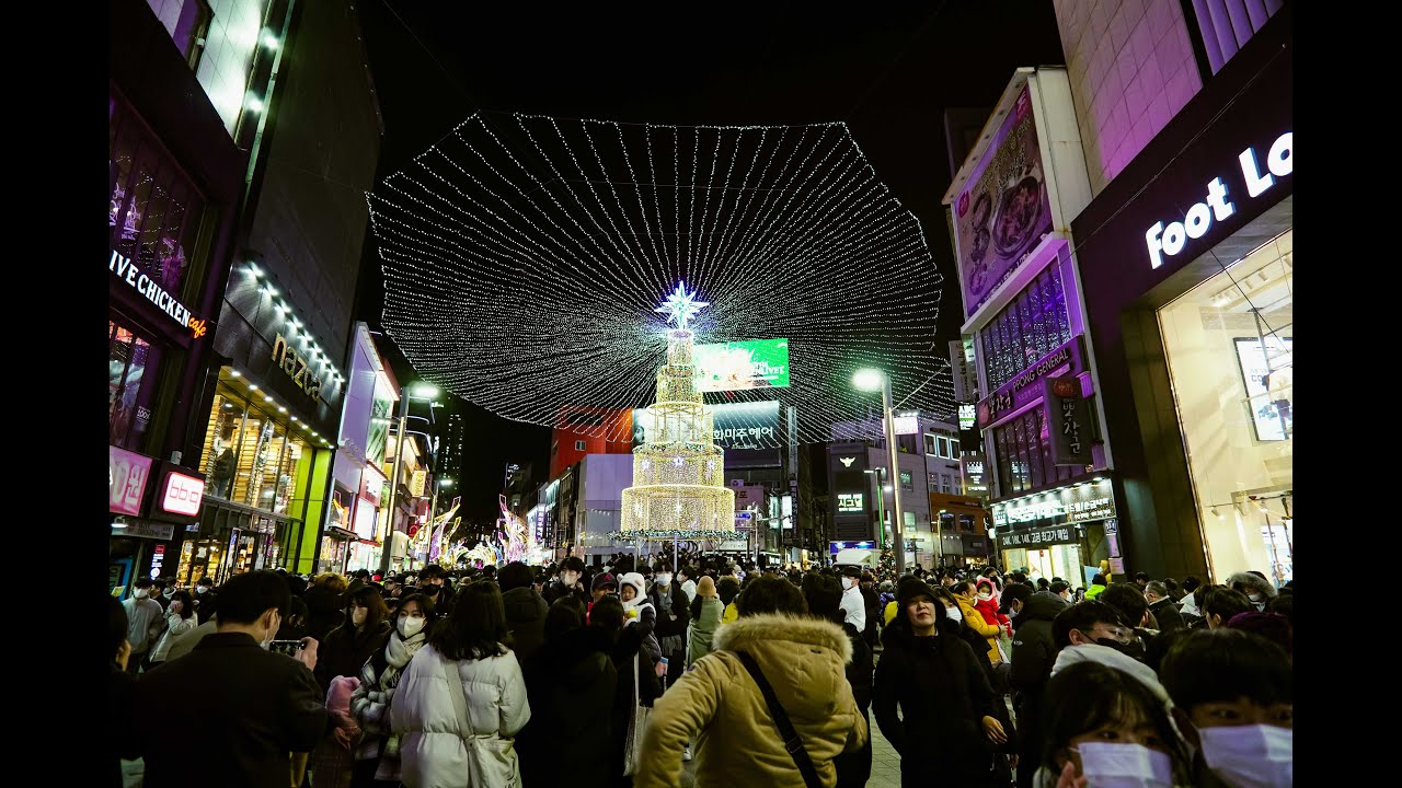 On sunday many people visit to see the christmas tree,Busan Nampo-dong ...
