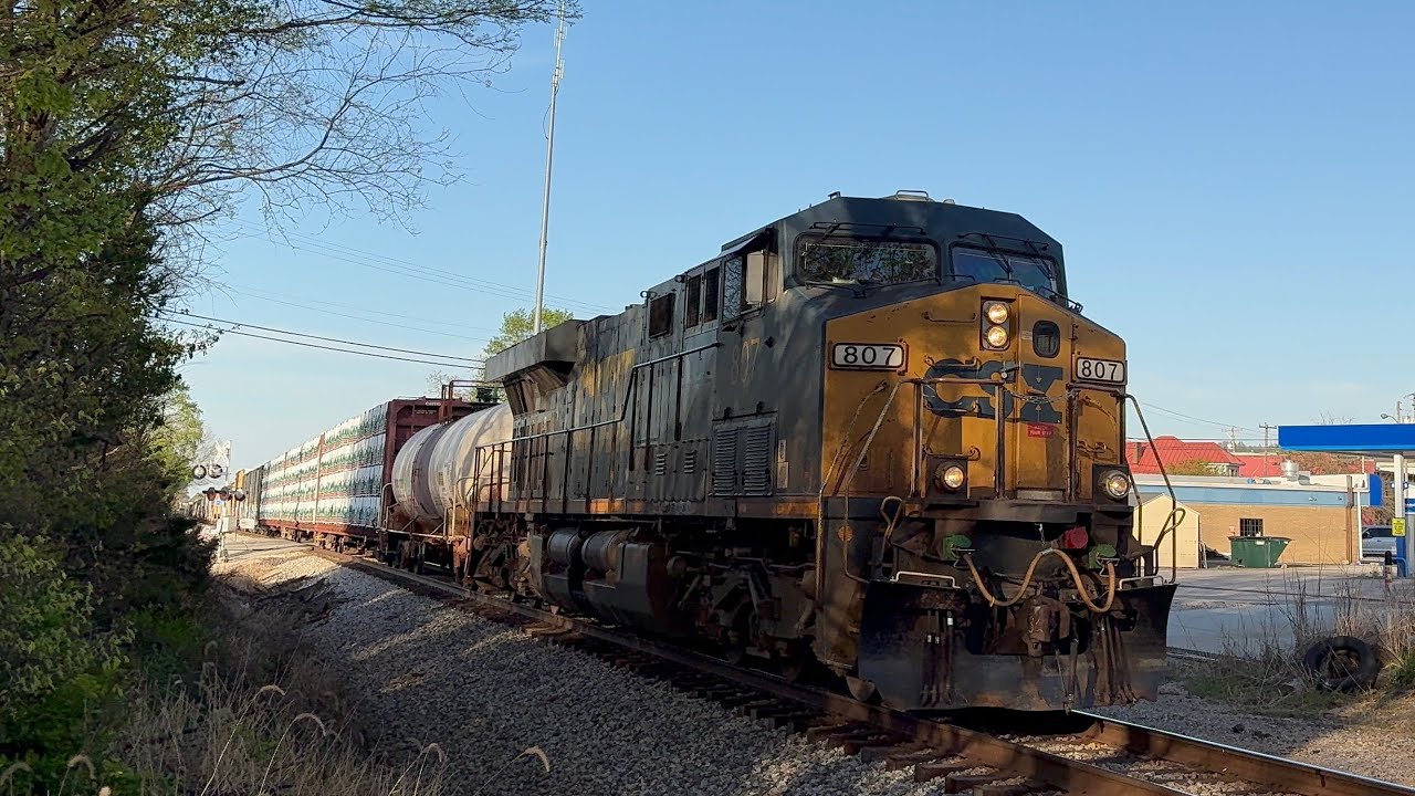 CSX 807 leads M573 at Horse Cave with a friendly engineer - YouTube