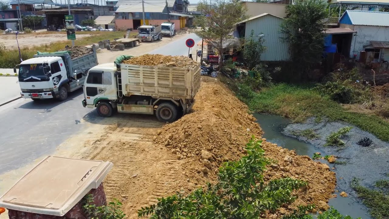 Amazing.! Operated Of filling Flooded land Next to the road Use KOMATSU ...