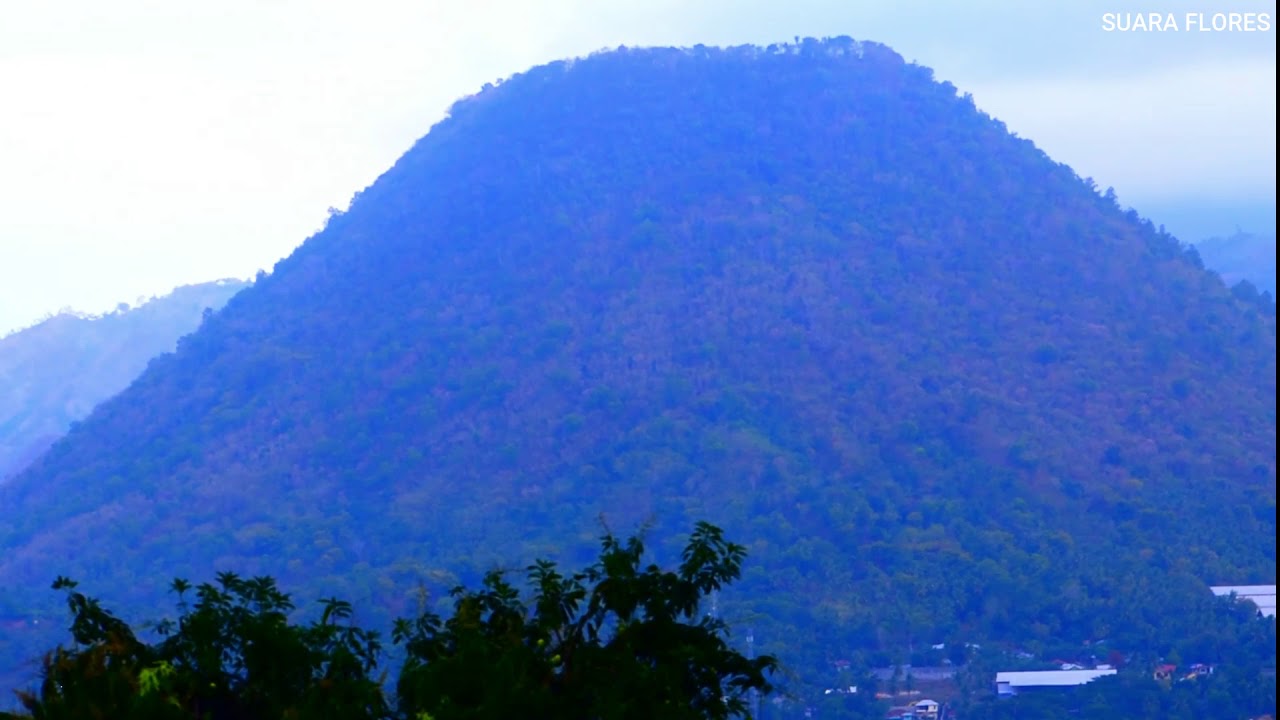 Indahnya Kota Ende di Kaki Gunung Meja - YouTube