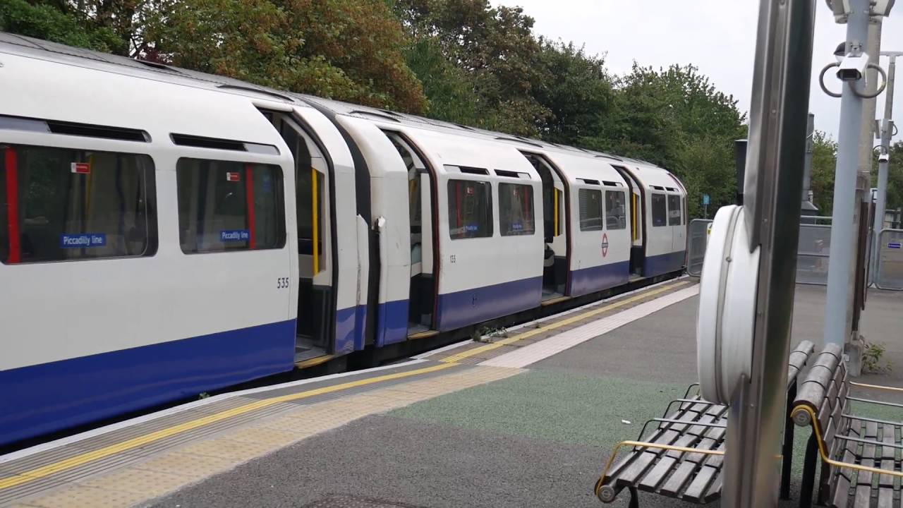 London Underground Piccadilly Line 1973 Stock Trains At Oakwood 19 ...