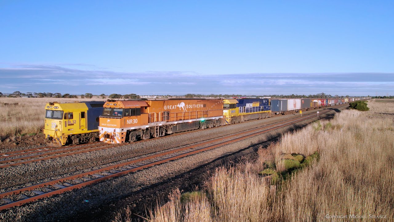6PM6 Pacific National Container Train Passes Grain Train (18/4/2023 ...